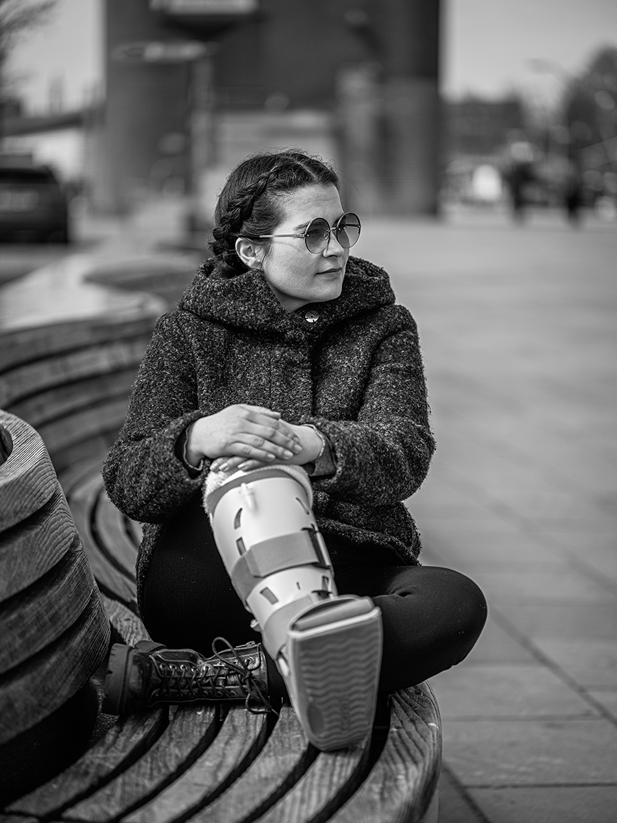 Broken Body Serie - "Sarah, Aircastwalker (Download) - Erik Schlicksbier